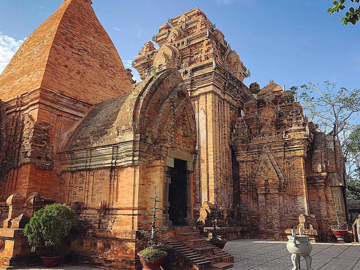 Tháp Bà Ponagar: Di tích lịch sử, điểm đến hấp dẫn Nha Trang | Justfly.vn